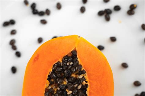 흰색 접시에 씨앗과 반 잘라 잘 익은 파파야 흰색 배경달콤한 파파야 조각 반으로 자른 파파야 건강한 이국적인 과일 채식 음식 0