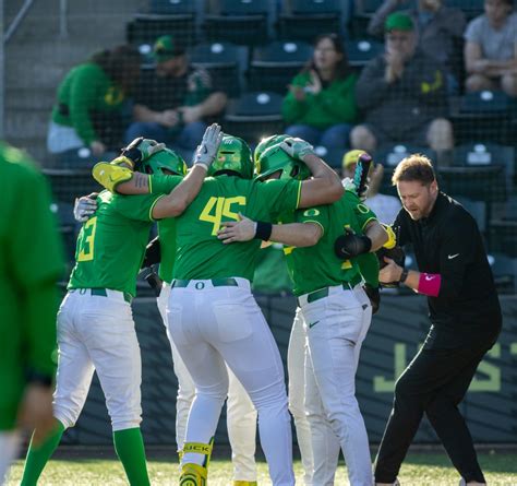 Photos Oregon Baseball Defeats Columbia 20 11 Daily Emerald