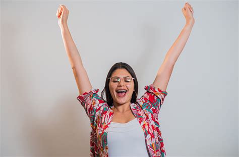 팔과 얼굴에 몸짓을 하는 미소 짓고 자신감 넘치는 젊은 여성의 초상화 25 29세에 대한 스톡 사진 및 기타 이미지 25 29세 긍정적인 감정 표현 매우 기쁜