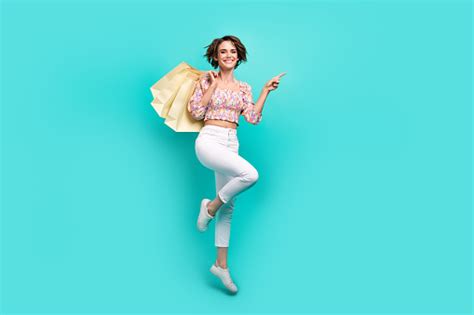 화려한 흥분된 소녀 점프 홀드 부티크 가방의 전체 크기 사진은 청록색 배경에 격리된 손가락 빈 공간을 나타냅니다 25 29세에 대한 스톡 사진 및 기타 이미지 Istock