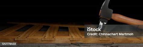 나무로 만든 해머 헤드 금속 손잡이 망치로 합판에 손톱을 망치 직선 과 직선 손톱 목공 수리 및 목공 장식 3d 렌더링 강철에 대한 스톡 사진 및 기타 이미지 Istock