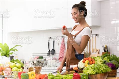 야채를 절단 하 고 건강 한 식사와 샐러드를 준비 하 고 부엌에서 아시아 여자 부엌에 대한 스톡 사진 및 기타 이미지 부엌