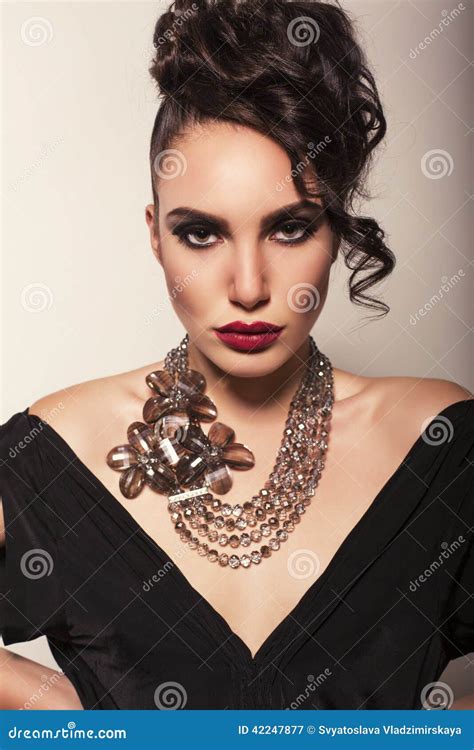 Ritratto Di Bella Ragazza Sexy Con Capelli Scuri E L Accessorio Immagine Stock Immagine Di