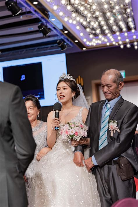 婚禮還滿值得的 比如這輩子能有幾次哭得很好看 還剛好能被記錄下來 本來沒打算要哭 沒有公婆要我事奉 不用為生兒育女奉獻一切 也沒有要去很遠的