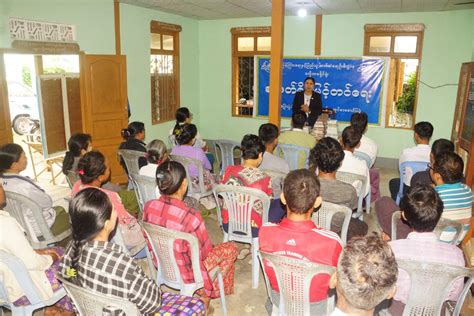 ဒက္ခိဏသီရိမြို့နယ်၊ ရန်အောင်မြင်အုပ်စု၊ ပေါက်တောကျေးရွာရှိ မြတ်ဆုမွန်စာကြည့်တိုက်၌ စာဖတ်ရှိန်မ