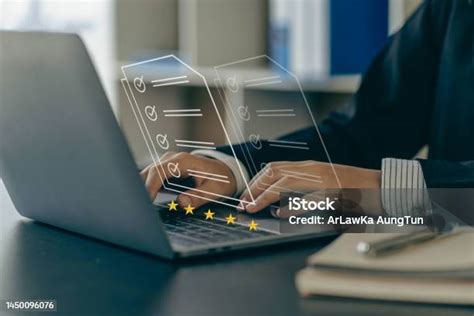 노트북 컴퓨터 성능 체크리스트 및 온라인 문서 관리 개념 설문 조사에 종사하는 비즈니스 사업 계약 전자 서명 디지털 문서 관리 종이없는 사무실 전사적 자원 관리에 대한 스톡