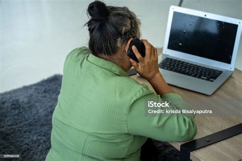 노트북 컴퓨터를 사용하여 집에서 일하는 아시아 의 노인 비즈니스 여성 60 64세에 대한 스톡 사진 및 기타 이미지 60 64세 가정 생활 노인 Istock