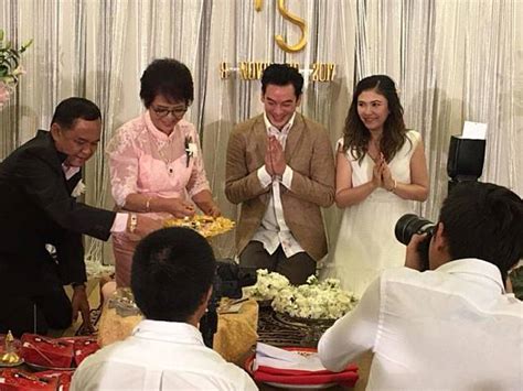 ภาพชุดหวานชื่น นาทีชาคริตสวมแหวนเพชรเม็ดโต ก่อนก้มจูบมือเจ้าสาว ข่าวสดบันเทิง