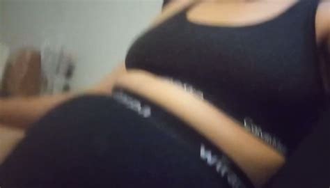 Girl Shows Belly 日本語で