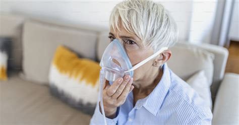 산소 마스크 흡입 폐렴 코로나바이러스 전염병에 아픈 노인 여성 산소 마스크를 쓰고 치료를 받고 있는 아픈 노인 여성