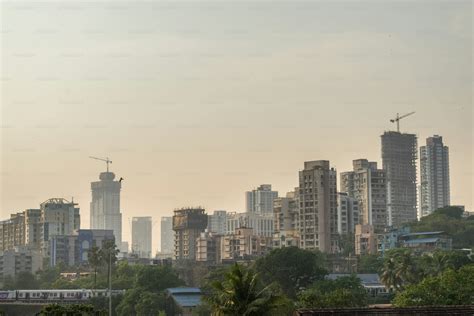 고층 건물과 크레인이 있는 도시의 스카이라인 사진 Unsplash의 인프라 이미지