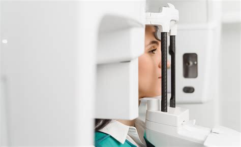 현대 치과 진료소에서 치아와 턱의 3d 단층 촬영을 할 준비가 된 젊은 여성 25 29세에 대한 스톡 사진 및 기타 이미지 25 29세 건강 진단 건강관리와 의술