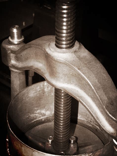 무료 이미지 고대 미술 바퀴 늙은 기념물 강철 금속 고대의 기계 나사 프레스 역사적으로 바이스 장치 3000x4000 1100028 무료