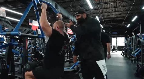 عکس شوخی خنده‌دار هادی چوپان با کریس گرگ ایرانی دست از سر کچل اسطوره