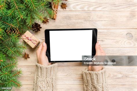 여자 손 나무 테이블 Bachground에 태블릿 컴퓨터를 사용 하 여 Cristmas 쇼핑 시간입니다 해피 크리스마스 배경 평면도를 모의 가정 생활에 대한 스톡 사진 및