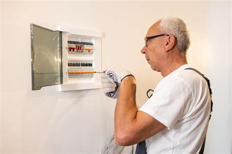 전문 전기 기술자가 집에서 전기 배전반을 수리합니다 배전반에 대한 스톡 사진 및 기타 이미지 배전반 설치 상자 Istock