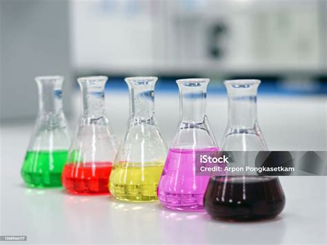 벤치 실험실의 Erlenmeyer 또는 원추형 플라스크는 적정 실험 산도 알칼리도 및 폐수 시료의 총 경도 분석에서 얻은 다채로운 용매 용액을 제공합니다 비커에 대한 스톡