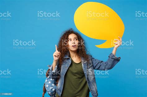 데님 옷 배낭 홀드에 젊은 아프리카계 미국인 소녀 십 대 학생 파란색 배경 스튜디오 초상화에 고립 된 구름을 말한다 고등학교 대학 대학 개념에서 교육 복사 공간을 모의