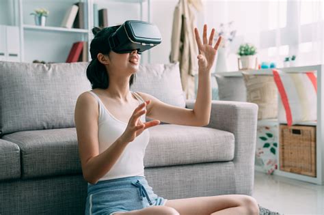 Vr 헤드셋 경험 중에 공기를 만지는 아름다운 여성 바닥에 현대 가정에서 가상 현실 고글을 착용 귀여운 아시아 일본 소녀 행복한 여성은 재미있는 놀이 게임을하는 3d 기술로