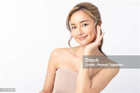 행복한 아름다운 젊은 아시아 여성 깨끗한 신선한 맨손 피부 개념 아시아 소녀 뷰티 얼굴 스킨 케어 및 건강 웰빙 얼굴 치료 완벽한 피부 자연 메이크업 흰색 배경에 고립되어