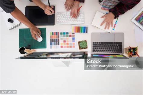 Officeideas 창조적인 직업 디자인 스튜디오 평면도와 아티스트 직장에서에서 컴퓨터에서 작업 하는 그래픽 디자이너의 팀 그리기에 대한 스톡 사진 및 기타 이미지