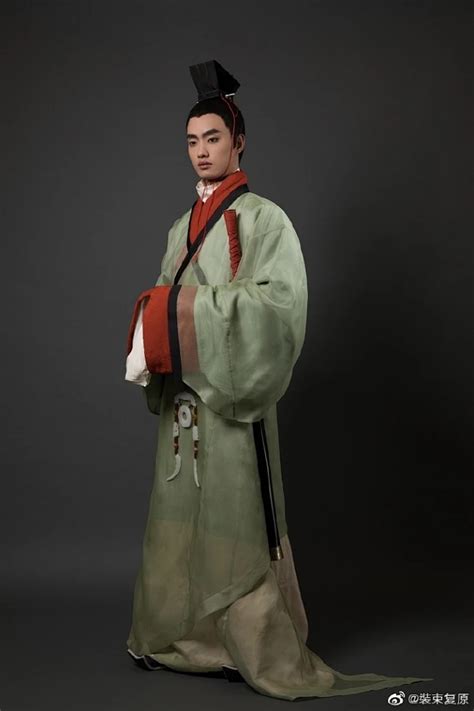 【装束复原】西汉晚期至新莽时代的士人装束，沿袭了西汉早中期的衣冠样式，又有所变化， 进贤冠呈现出明显的折角，直裾袍服的束带位置有所升高，同时