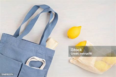 제로 폐기물 키트 친환경 대나무 칼 메쉬 코튼 백 재사용 가능한 커피 텀블러 브러쉬 및 물병 세트 지속 가능하고 윤리적인 플라스틱 물병에 대한 스톡 사진 및 기타 이미지