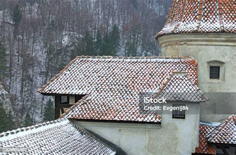 고대 브란 성의 붉은 기와 지붕을 가까이서 볼 수 있습니다 드라큘라의 성이라고도 합니다 루마니아 에서 유명한 관광 지와 여행 목적지 겨울 풍경 0명에 대한 스톡 사진 및