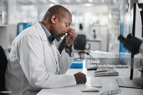 흑인 남성 과학자 및 분석 혁신 및 의학 연구를 위한 실험실에서 스트레스 진단 치료 및 두통을 위한 개발 기술 및 전문 인력 또는 클리닉 전문가 건강 진단에 대한 스톡 사진