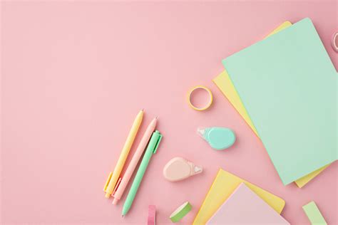 학교 개념으로 돌아 가기 화려한 문구 일기 펜의 상단보기 사진 둥근 보정 테이프 눈금자와 고립 된 분홍색 배경에 접착 테이프 0명에 대한 스톡 사진 및 기타 이미지 Istock