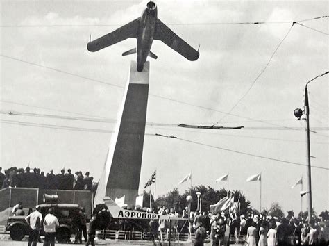 В Советском районе Брянска 48 лет назад был открыт памятник Летчикам