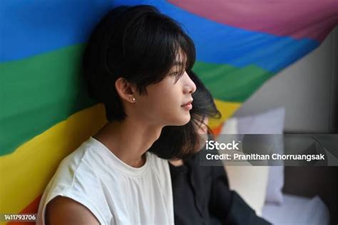무지개 깃발을 보여주는 두 아시아 남성의 초상화 Lgbt 자부심 관계 및 평등 개념 18 19세에 대한 스톡 사진 및 기타 이미지 18 19세 2명 Lgbt