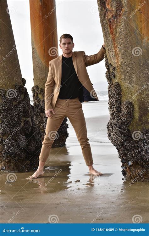 Een Knappe Man In Een Pak Op Het Strand Stock Afbeelding Image Of één
