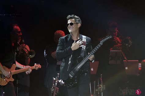 Alejandro Sanz Durante Su Concierto Más Es Más Famosos En El