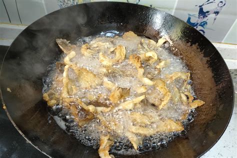 干炸蘑菇，裹面粉还是淀粉？教你正确挂糊比例，酥脆入味不回软东方养生频道东方养生