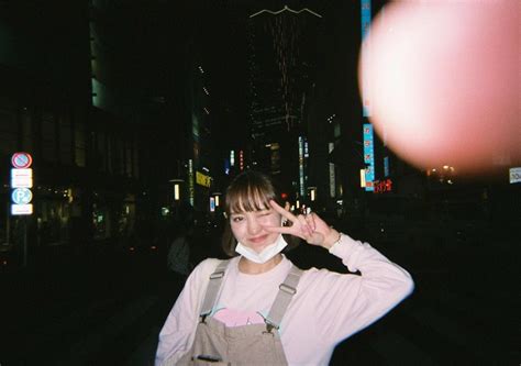 写真に指入ってる Moe Zine