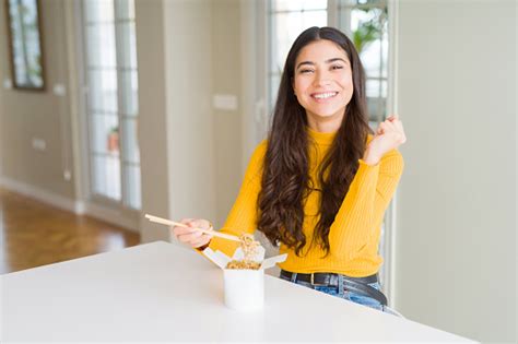 젊은 여자를 먹는 국수에서 배달 상자 비명을 자랑 하 고 승리와 성공을 축 하 하는 것은 매우 흥분 응원 감정 음식에 대한 스톡