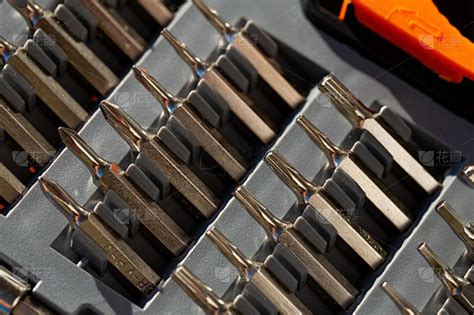 一套精密工具和螺丝刀。 一套精密工具和螺丝刀。