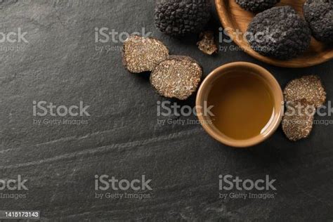 회색 테이블에 트뤼플 오일 그릇 평평하게 누워 있습니다 텍스트를 위한 공간 0명에 대한 스톡 사진 및 기타 이미지 0명 갈색 건강한 생활방식 Istock