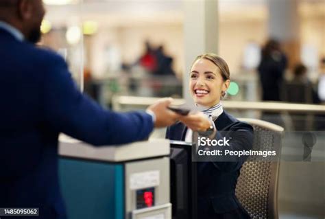 여성 공항 및 여권을 소지 한 서비스 직원이 터미널 카운터에서 여행자의 체크인을 돕습니다 여행 보안 또는 항공사 통제를 위한 이민 서류에 미소를 짓는 여성 승객 도우미