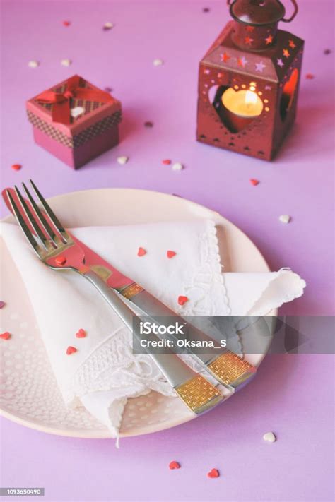 핑크 빈 접시 칼 붙이 마음 촛대 및 분홍색 보라색 바탕에 빨간색 선물 성 발렌타인의 날 테이블 설정 개념입니다 공간 복사 2월에 대한 스톡 사진 및 기타 이미지 Istock