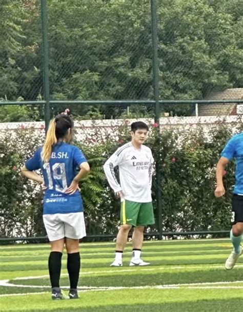 皇马真爱粉！乒乓球奥运冠军樊振东身穿皇马球衣踢球