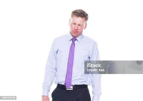 2029세의 어른 잘생긴 어른 남성 청년 사업가 실업가 매니저 서 있는 2029세의 1인 정면 허리까지 슬프다 우울증슬픔 20 29세에 대한 스톡 사진 및 기타 이미지