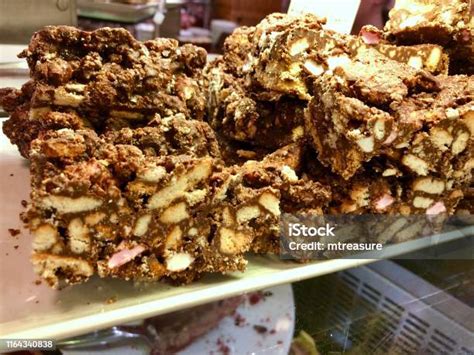 바위 로드 트레이 베이크 슬라이스 디스플레이 초콜릿으로 만든 사치스러운 케이크 대략 으깬 비스킷 및 미니 마시멜로의 이미지 록키로드에 대한 스톡 사진 및 기타 이미지