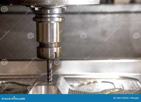 La Fraiseuse De Commande Numrique Par Ordinateur Coupant La Pice De Moule Avec Loutil Solide