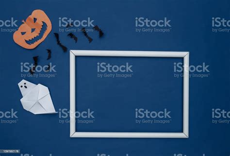 종이 잘라 비행 박쥐와 할로윈 호박 텍스트에 대한 흰색 프레임고 고전적인 파란색 배경에 유령 할로윈 배경 공간을 복사합니다 위쪽 보기 가을에 대한 스톡 사진 및 기타 이미지