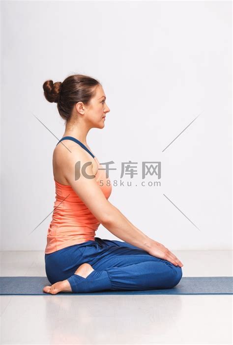 阿斯汤加文雅萨瑜伽金刚体式高清摄影大图 千库网