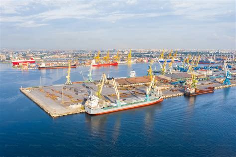 조감도 항구의 부두에 정박 한 거대한 화물선 상품 금속 콘크리트 및 기타 고체 원자재 적재 사진 Unsplash의 컨테이너선 이미지