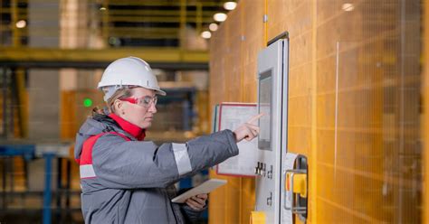 장비를 설치하는 백인 여성 공장 엔지니어의 수평 중간 측면 보기 초상화 사진 Unsplash의 러시아 이미지