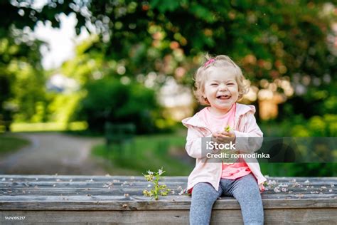 피는 밤나무 꽃을 가지고 노는 귀여운 사랑스러운 유아 소녀 화창한 날에 산책을하는 어린 아기 아이 화려한 옷을 입은 행복한 건강한 아이 개발에 대한 스톡 사진 및 기타